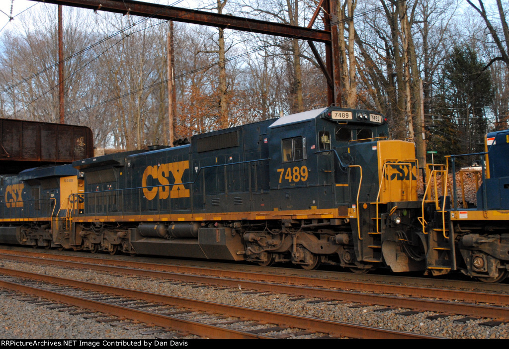 CSX C40-8 7489 trails on Q410-01